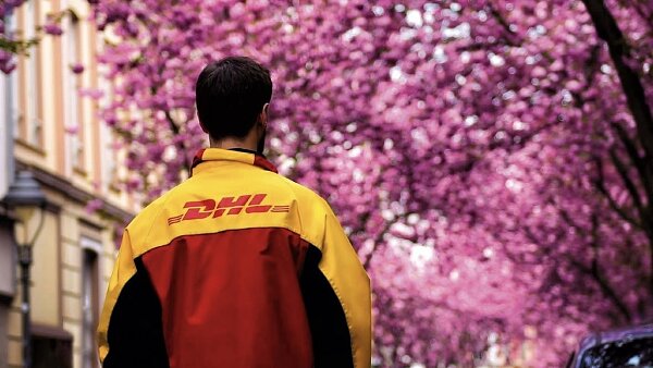 DHL EXPRESS | Express package abroad, online shipping calculation