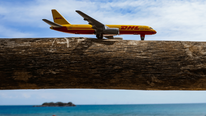 DHL EXPRESS | Express package abroad, online shipping calculation